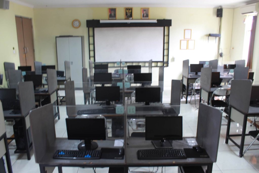 Ruang Lab Komputer 1 - SMAIT Thariq Bin Ziyad